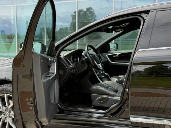 Black Volvo XC60 2016 in Rezekne, with an engine capacity of 2.40 L and mileage of 213 thousand km for 14990 €, photo 8 on AUTOMOTO.COM.LV