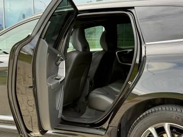 Black Volvo XC60 2016 in Rezekne, with an engine capacity of 2.40 L and mileage of 213 thousand km for 14990 €, photo 9 on AUTOMOTO.COM.LV