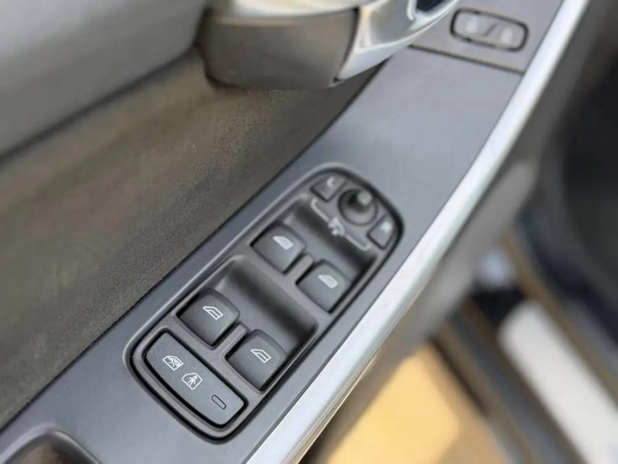 Черный Вольво ХС60 2016 в Рига, объемом двигателя 2.00 л и пробегом 187 тыс. км за 14900 €, фото 20 на AUTOMOTO.COM.LV
