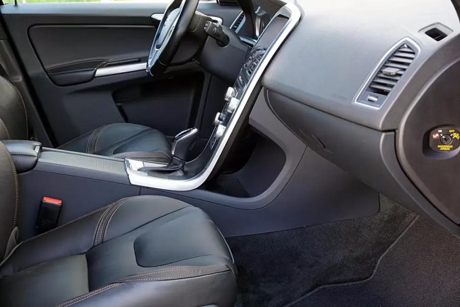 Melns Volvo XC60 2016 Rīga, ar dzinēja tilpumu 2.40 L un nobraukumu 192 tūkst. km par 9900 €, foto 13 vietnē AUTOMOTO.COM.LV