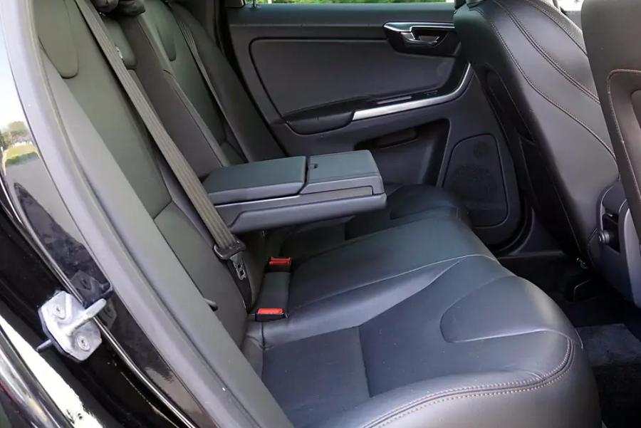 Melns Volvo XC60 2016 Rīga, ar dzinēja tilpumu 2.40 L un nobraukumu 192 tūkst. km par 9900 €, foto 16 vietnē AUTOMOTO.COM.LV