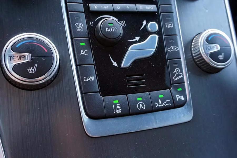 Melns Volvo XC60 2016 Rīga, ar dzinēja tilpumu 2.40 L un nobraukumu 192 tūkst. km par 9900 €, foto 23 vietnē AUTOMOTO.COM.LV