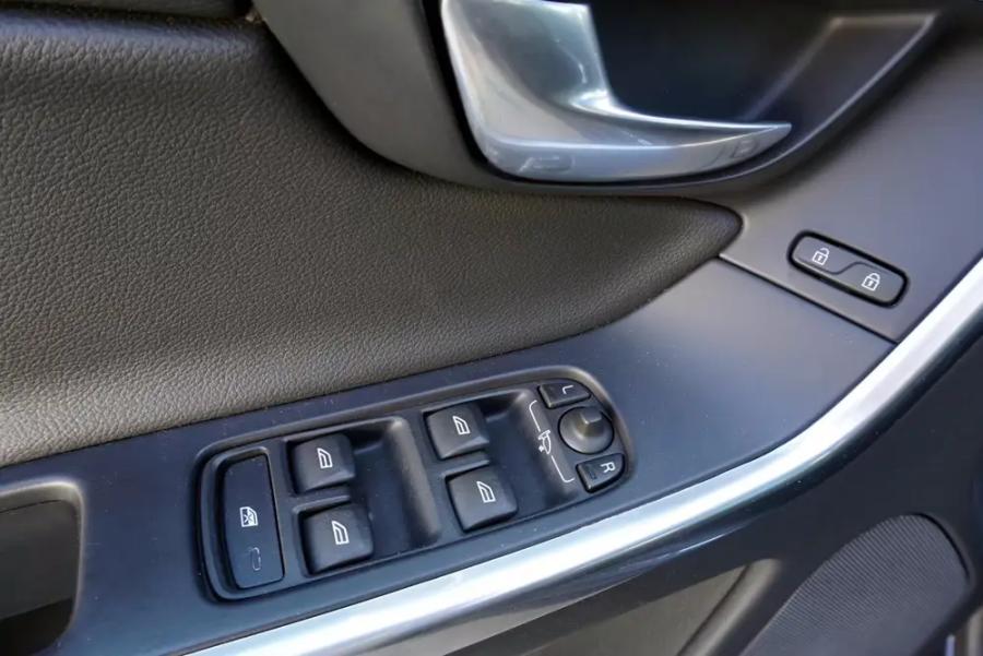 Melns Volvo XC60 2016 Rīga, ar dzinēja tilpumu 2.40 L un nobraukumu 192 tūkst. km par 9900 €, foto 30 vietnē AUTOMOTO.COM.LV