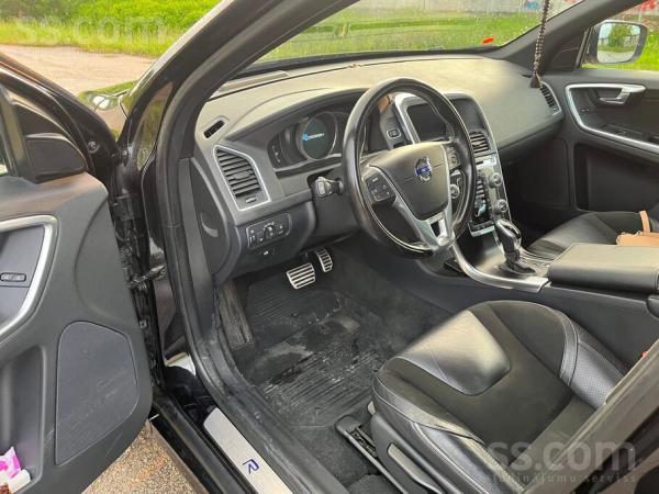 Black Volvo XC60 2016 in Riga, with an engine capacity of 2.40 L and mileage of 253 thousand km for 14699 €, photo 8 on AUTOMOTO.COM.LV