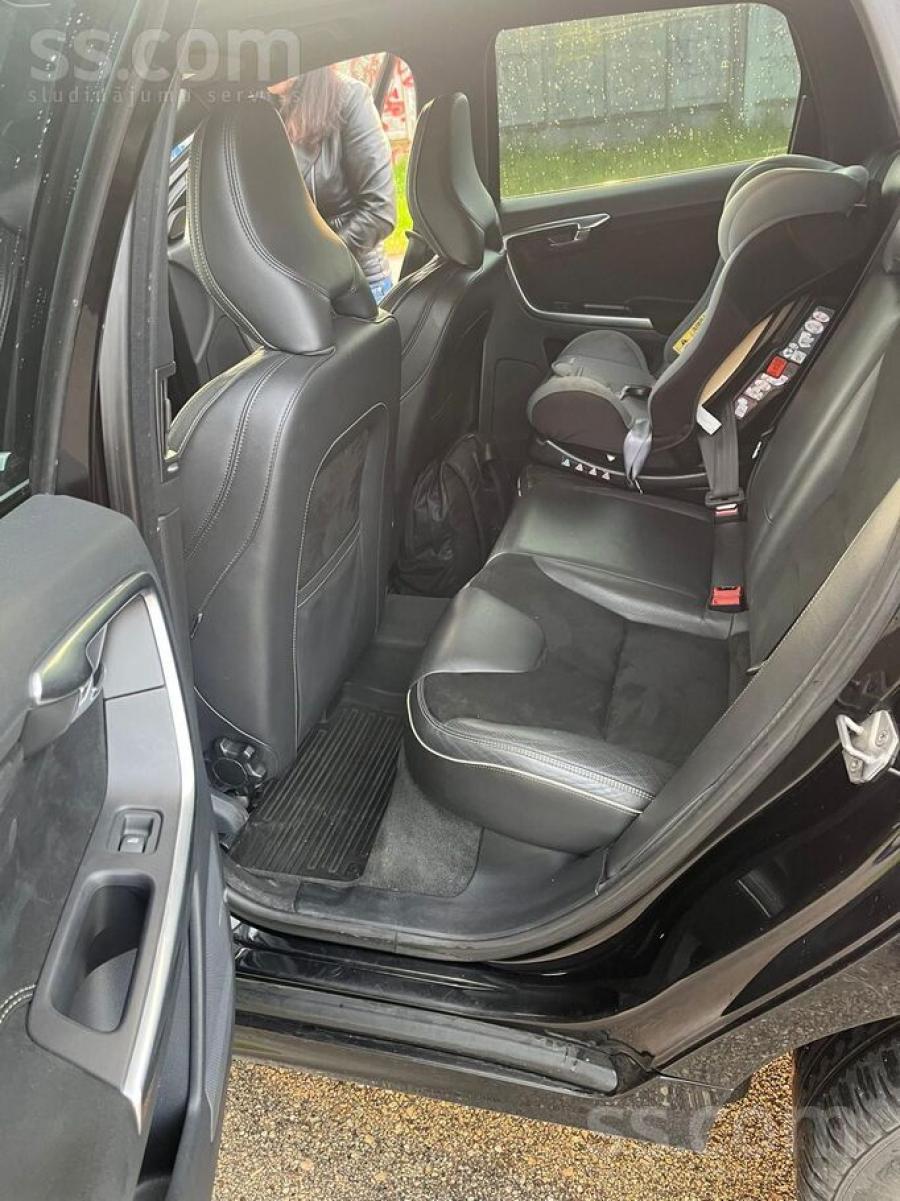 Black Volvo XC60 2016 in Riga, with an engine capacity of 2.40 L and mileage of 253 thousand km for 14699 €, photo 10 on AUTOMOTO.COM.LV