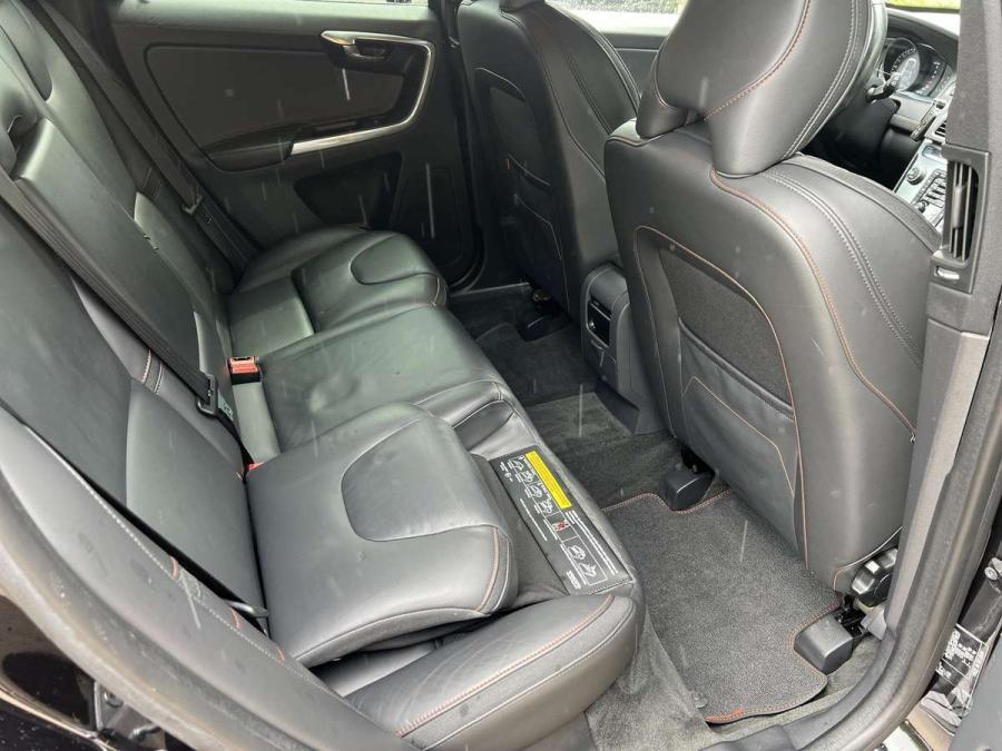 Black Volvo XC60 2016 in Kazlu Ruda, with an engine capacity of 1.97 L and mileage of 248 thousand km for 11000 €, photo 26 on AUTOMOTO.COM.LV