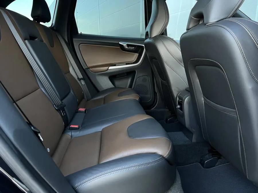 Melns Volvo XC60 2016 Rīga, ar dzinēja tilpumu 2.00 L un nobraukumu 285 tūkst. km par 12990 €, foto 8 vietnē AUTOMOTO.COM.LV