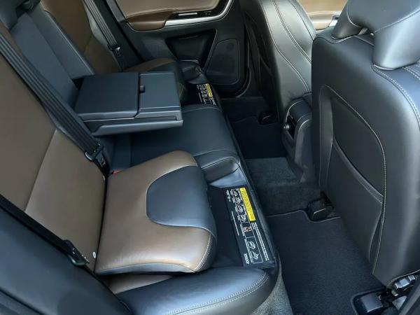Black Volvo XC60 2016 in Riga, with an engine capacity of 2.00 L and mileage of 285 thousand km for 12990 €, photo 8 on AUTOMOTO.COM.LV