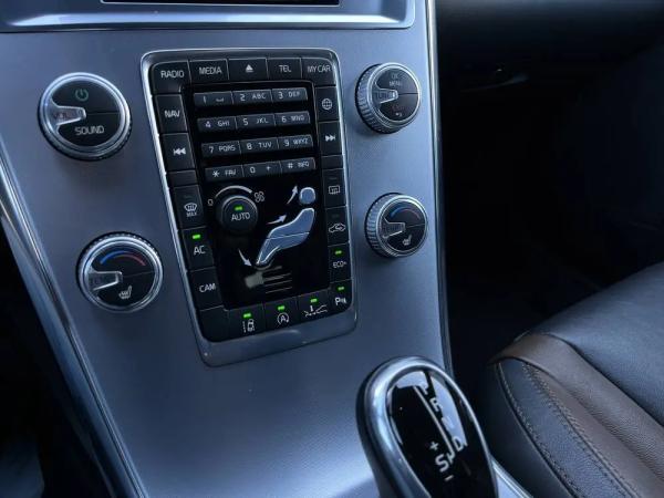 Black Volvo XC60 2016 in Riga, with an engine capacity of 2.00 L and mileage of 285 thousand km for 12990 €, photo 10 on AUTOMOTO.COM.LV