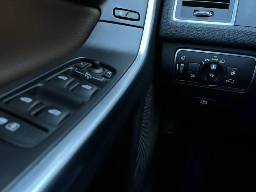 Melns Volvo XC60 2016 Rīga, ar dzinēja tilpumu 2.00 L un nobraukumu 285 tūkst. km par 12990 €, foto 18 vietnē AUTOMOTO.COM.LV