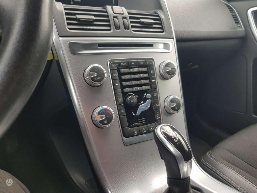 Black Volvo XC60 2016 in Pakruojis, with an engine capacity of 2.40 L and mileage of 182 thousand km for 15399 €, photo 12 on AUTOMOTO.COM.LV