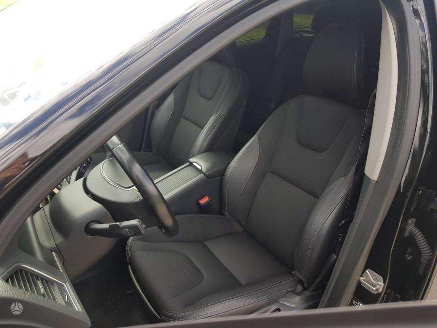 Black Volvo XC60 2016 in Pakruojis, with an engine capacity of 2.40 L and mileage of 182 thousand km for 15399 €, photo 22 on AUTOMOTO.COM.LV