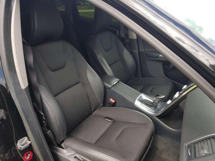 Black Volvo XC60 2016 in Pakruojis, with an engine capacity of 2.40 L and mileage of 182 thousand km for 15399 €, photo 23 on AUTOMOTO.COM.LV