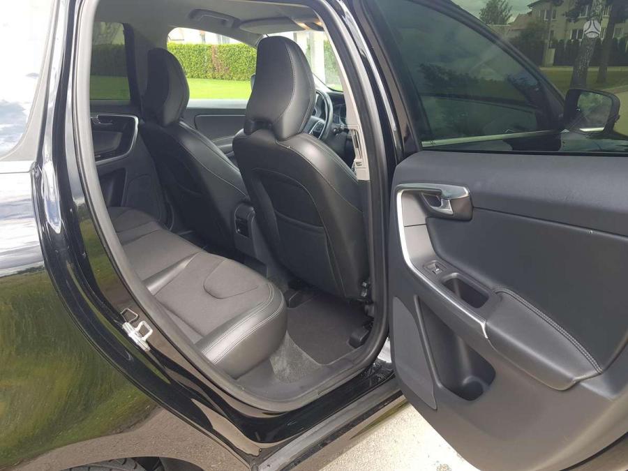 Black Volvo XC60 2016 in Pakruojis, with an engine capacity of 2.40 L and mileage of 182 thousand km for 15399 €, photo 24 on AUTOMOTO.COM.LV