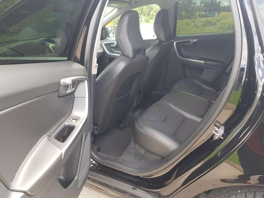 Black Volvo XC60 2016 in Pakruojis, with an engine capacity of 2.40 L and mileage of 182 thousand km for 15399 €, photo 25 on AUTOMOTO.COM.LV