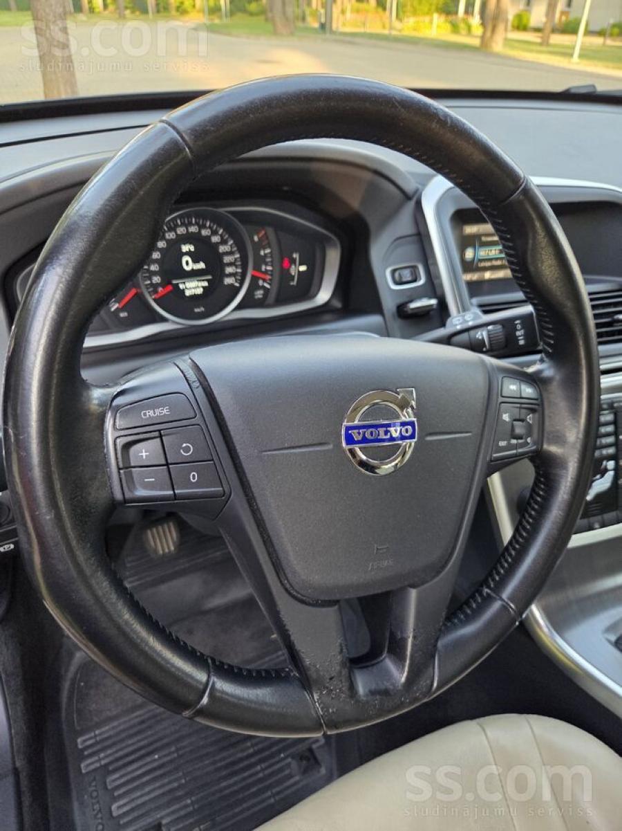 Black Volvo XC60 2016 in Ogre, with an engine capacity of 2.00 L and mileage of 217 thousand km for 11500 €, photo 6 on AUTOMOTO.COM.LV