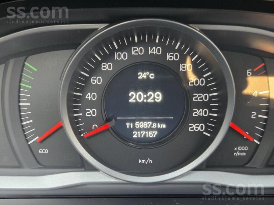 Black Volvo XC60 2016 in Ogre, with an engine capacity of 2.00 L and mileage of 217 thousand km for 11500 €, photo 13 on AUTOMOTO.COM.LV