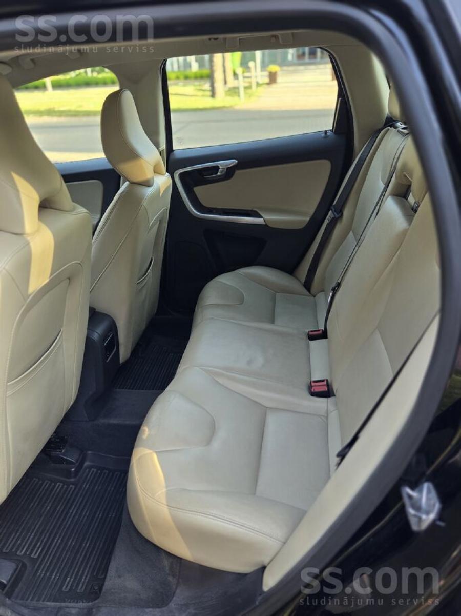 Black Volvo XC60 2016 in Ogre, with an engine capacity of 2.00 L and mileage of 217 thousand km for 11500 €, photo 17 on AUTOMOTO.COM.LV