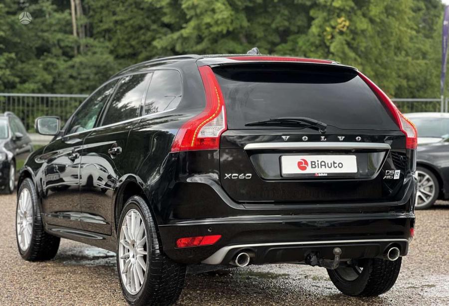 Black Volvo XC60 2016 in Utena, with an engine capacity of 2.40 L and mileage of 275 thousand km for 14450 €, photo 17 on AUTOMOTO.COM.LV
