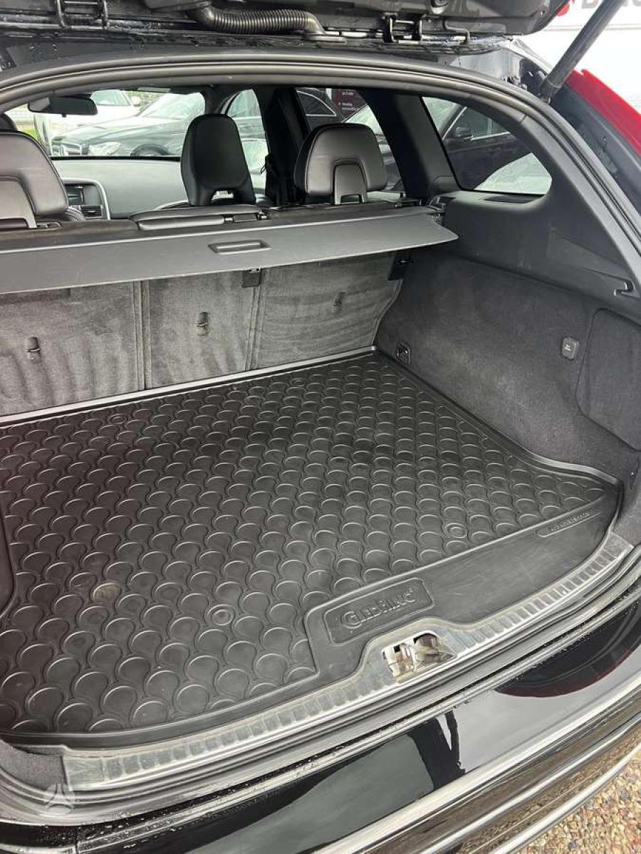 Black Volvo XC60 2016 in Utena, with an engine capacity of 2.40 L and mileage of 275 thousand km for 14450 €, photo 28 on AUTOMOTO.COM.LV