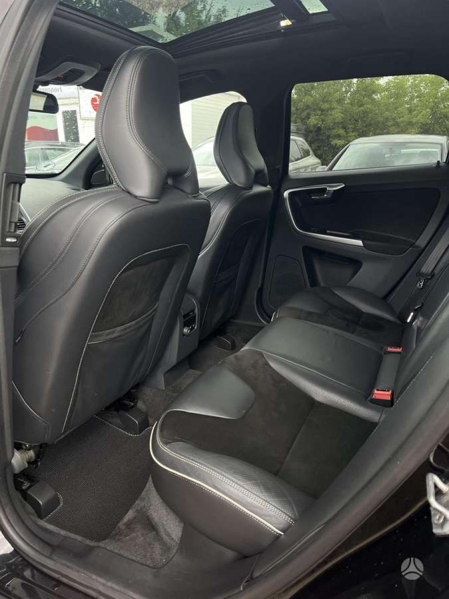Black Volvo XC60 2016 in Utena, with an engine capacity of 2.40 L and mileage of 275 thousand km for 14450 €, photo 33 on AUTOMOTO.COM.LV
