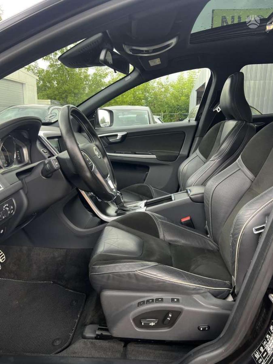 Black Volvo XC60 2016 in Utena, with an engine capacity of 2.40 L and mileage of 275 thousand km for 14450 €, photo 39 on AUTOMOTO.COM.LV