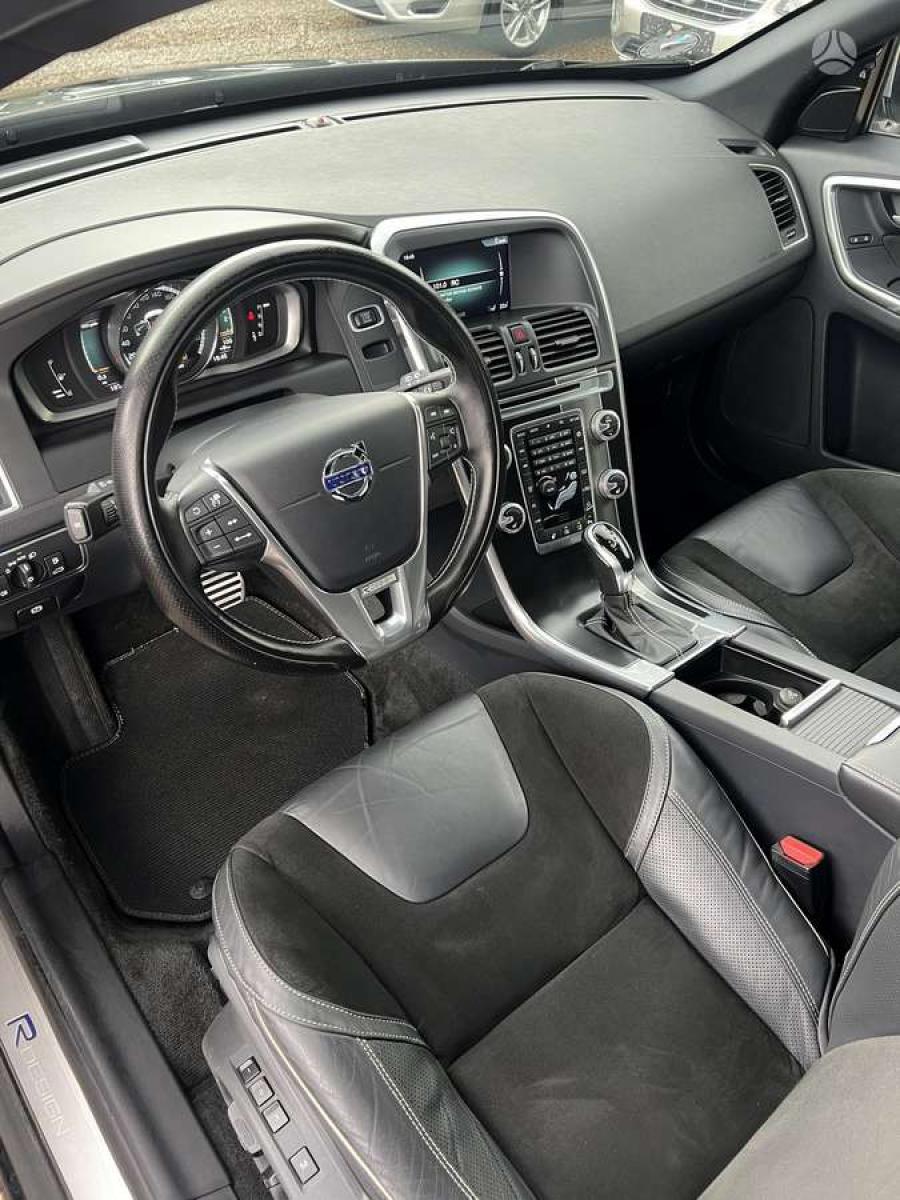 Black Volvo XC60 2016 in Utena, with an engine capacity of 2.40 L and mileage of 275 thousand km for 14450 €, photo 43 on AUTOMOTO.COM.LV