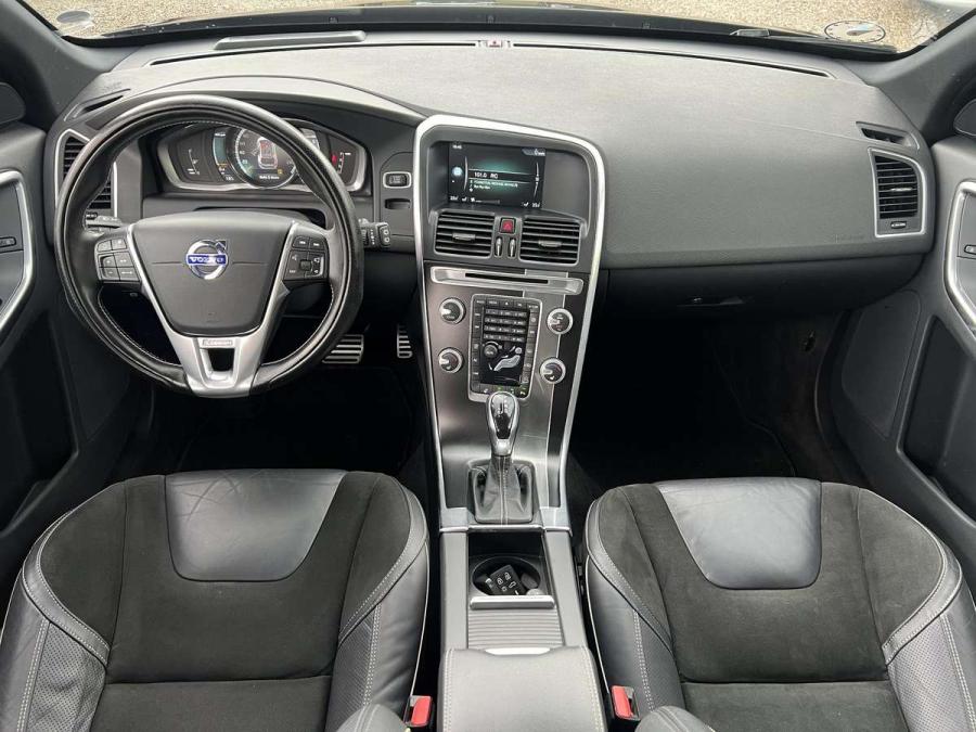 Black Volvo XC60 2016 in Utena, with an engine capacity of 2.40 L and mileage of 275 thousand km for 14450 €, photo 44 on AUTOMOTO.COM.LV