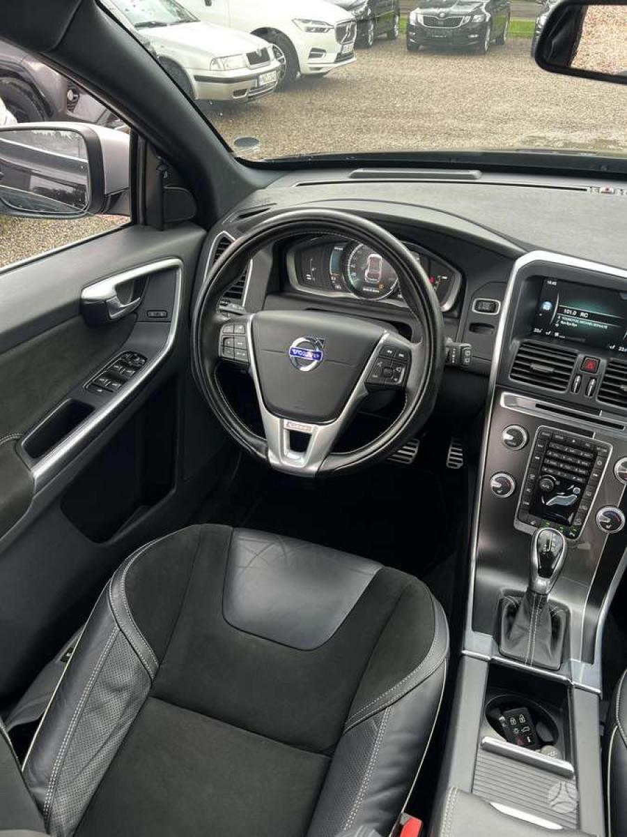 Black Volvo XC60 2016 in Utena, with an engine capacity of 2.40 L and mileage of 275 thousand km for 14450 €, photo 45 on AUTOMOTO.COM.LV