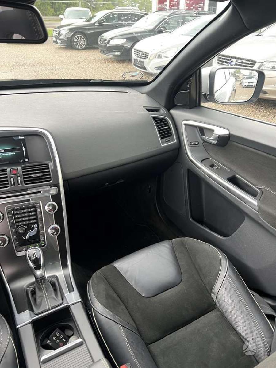 Black Volvo XC60 2016 in Utena, with an engine capacity of 2.40 L and mileage of 275 thousand km for 14450 €, photo 46 on AUTOMOTO.COM.LV