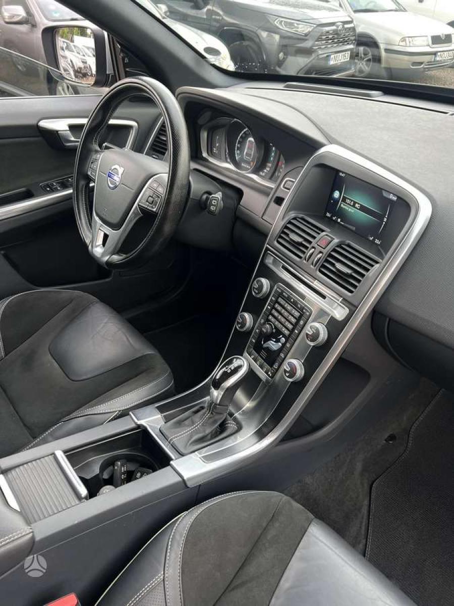 Black Volvo XC60 2016 in Utena, with an engine capacity of 2.40 L and mileage of 275 thousand km for 14450 €, photo 52 on AUTOMOTO.COM.LV