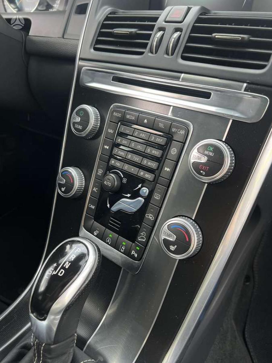 Black Volvo XC60 2016 in Utena, with an engine capacity of 2.40 L and mileage of 275 thousand km for 14450 €, photo 53 on AUTOMOTO.COM.LV