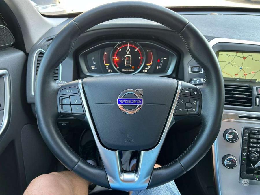 Black Volvo XC60 2016 in Panevezys, with an engine capacity of 1.97 L and mileage of 121 thousand km for 13400 €, photo 6 on AUTOMOTO.COM.LV