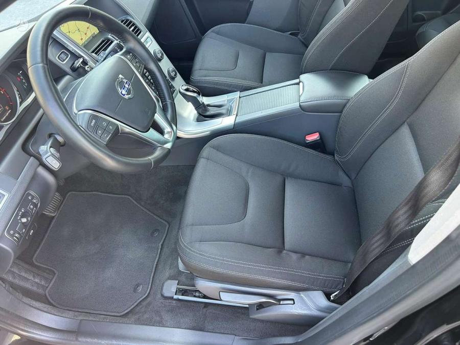 Black Volvo XC60 2016 in Panevezys, with an engine capacity of 1.97 L and mileage of 121 thousand km for 13400 €, photo 10 on AUTOMOTO.COM.LV