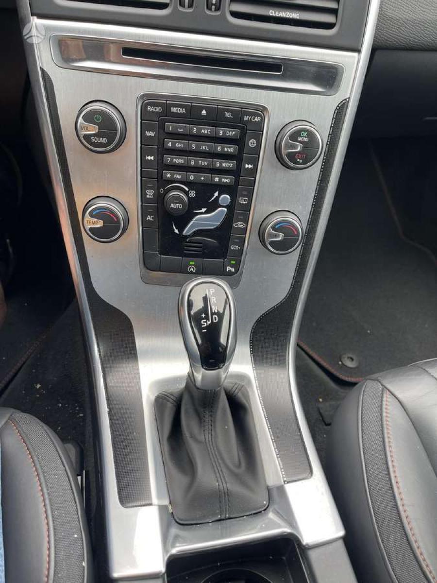 Black Volvo XC60 2016 in Kaunas, with an engine capacity of 1.97 L and mileage of 215 thousand km for 10750 €, photo 23 on AUTOMOTO.COM.LV