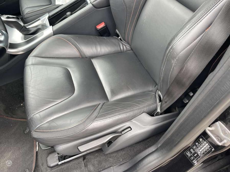 Black Volvo XC60 2016 in Kaunas, with an engine capacity of 1.97 L and mileage of 215 thousand km for 10750 €, photo 26 on AUTOMOTO.COM.LV