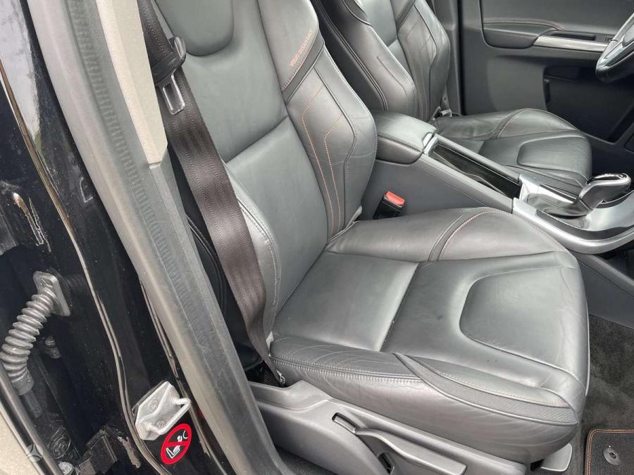 Black Volvo XC60 2016 in Kaunas, with an engine capacity of 1.97 L and mileage of 215 thousand km for 10750 €, photo 30 on AUTOMOTO.COM.LV