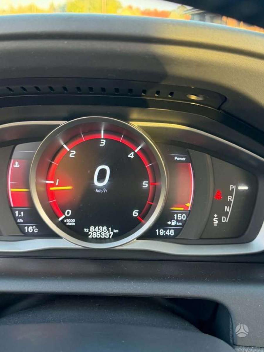 Black Volvo XC60 2016 in Siauliai, with an engine capacity of 2.00 L and mileage of 285 thousand km for 11000 €, photo 3 on AUTOMOTO.COM.LV