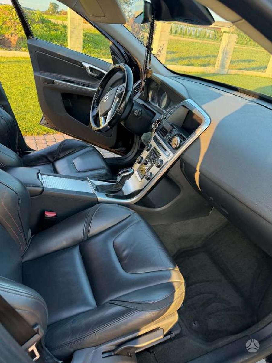 Black Volvo XC60 2016 in Siauliai, with an engine capacity of 2.00 L and mileage of 285 thousand km for 11000 €, photo 5 on AUTOMOTO.COM.LV