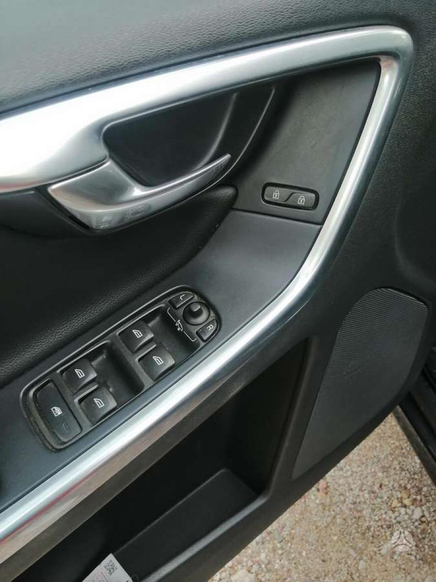Melns Volvo XC60 2016 Plungė, ar dzinēja tilpumu 2.00 L un nobraukumu 341 tūkst. km par 11200 €, foto 18 vietnē AUTOMOTO.COM.LV