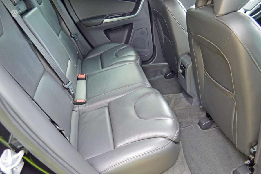 Black Volvo XC60 2016 in Vilnius, with an engine capacity of 2.00 L and mileage of 168 thousand km for 13950 €, photo 9 on AUTOMOTO.COM.LV