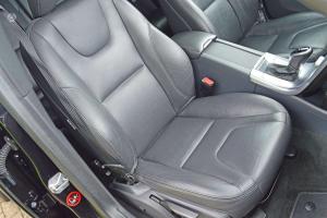 Black Volvo XC60 2016 in Vilnius, with an engine capacity of 2.00 L and mileage of 168 thousand km for 13950 €, photo 14 on AUTOMOTO.COM.LV