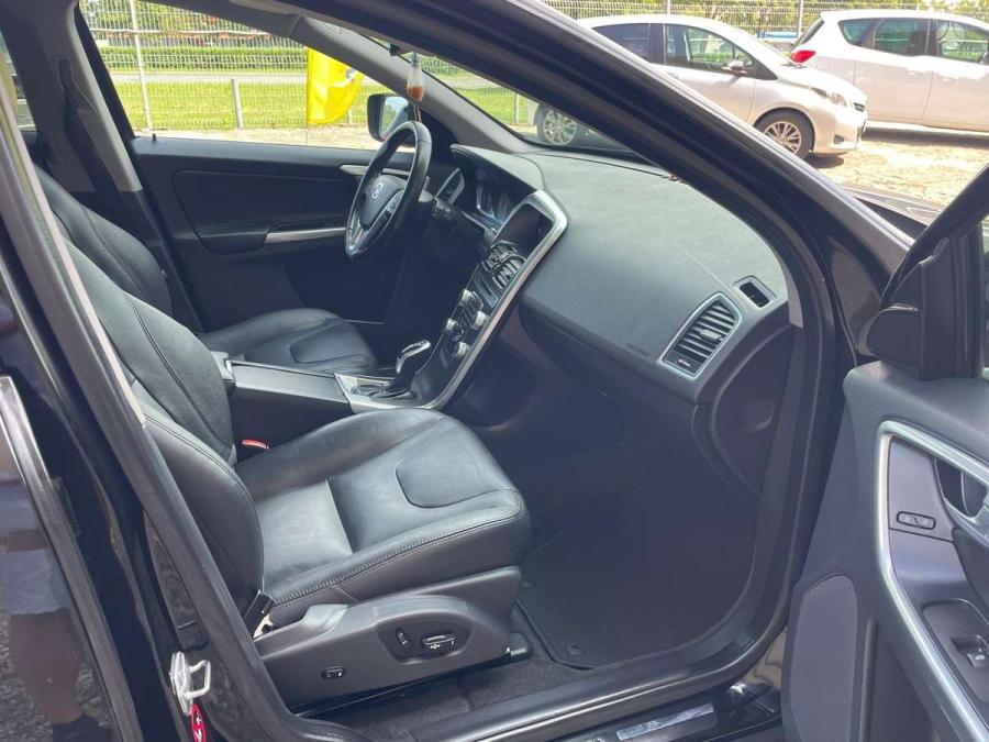 Black Volvo XC60 2016 in Klaipeda, with an engine capacity of 2.50 L and mileage of 240 thousand km for 12900 €, photo 10 on AUTOMOTO.COM.LV