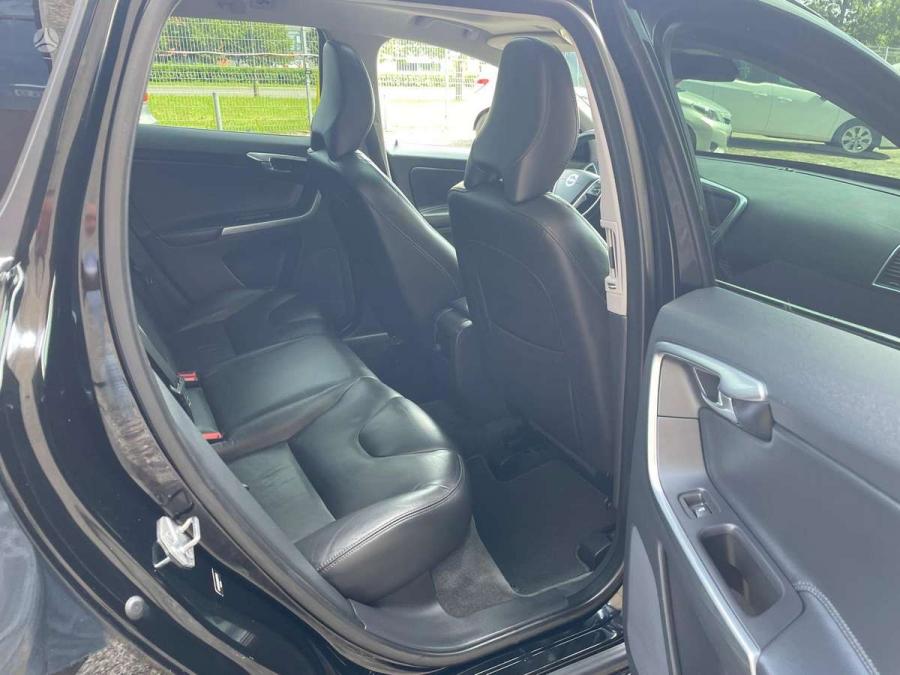 Black Volvo XC60 2016 in Klaipeda, with an engine capacity of 2.50 L and mileage of 240 thousand km for 12900 €, photo 11 on AUTOMOTO.COM.LV