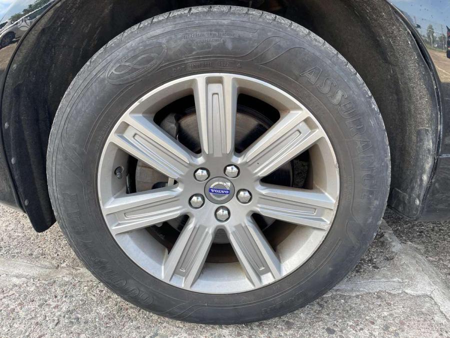 Black Volvo XC60 2016 in Klaipeda, with an engine capacity of 2.50 L and mileage of 240 thousand km for 12900 €, photo 13 on AUTOMOTO.COM.LV