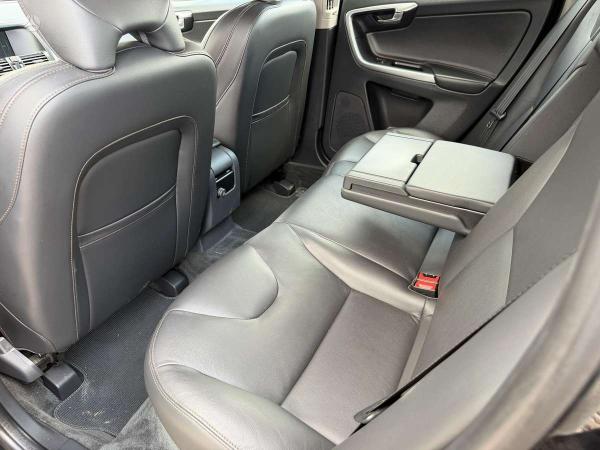 Black Volvo XC60 2016 in Utena, with an engine capacity of 1.97 L and mileage of 280 thousand km for 7990 €, photo 8 on AUTOMOTO.COM.LV