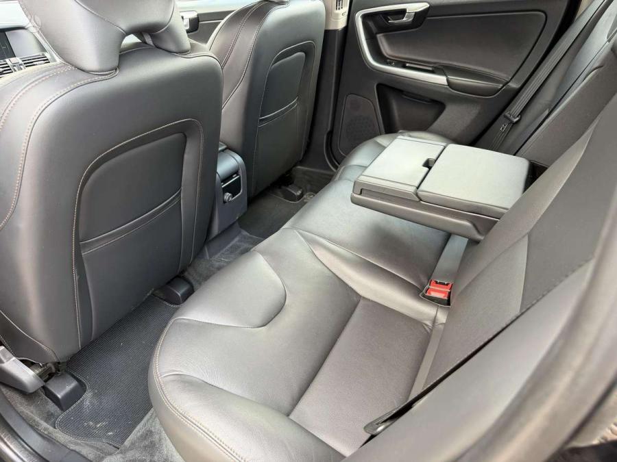 Black Volvo XC60 2016 in Utena, with an engine capacity of 1.97 L and mileage of 280 thousand km for 7990 €, photo 8 on AUTOMOTO.COM.LV