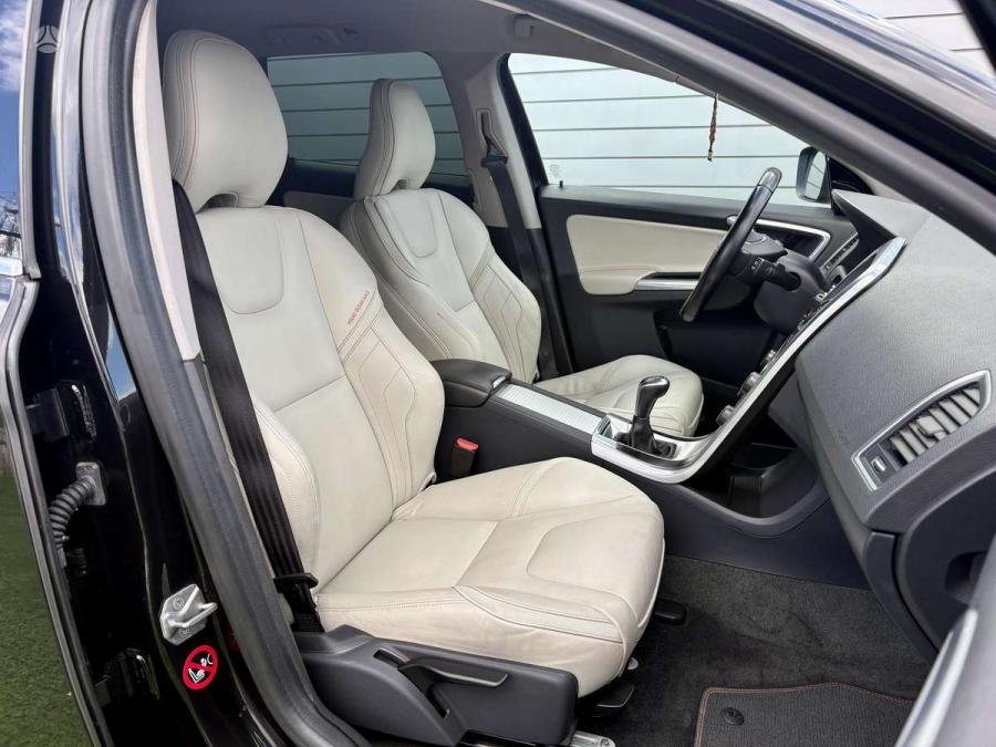 Melns Volvo XC60 2016 Panevēža, ar dzinēja tilpumu 1.97 L un nobraukumu 246 tūkst. km par 10500 €, foto 20 vietnē AUTOMOTO.COM.LV