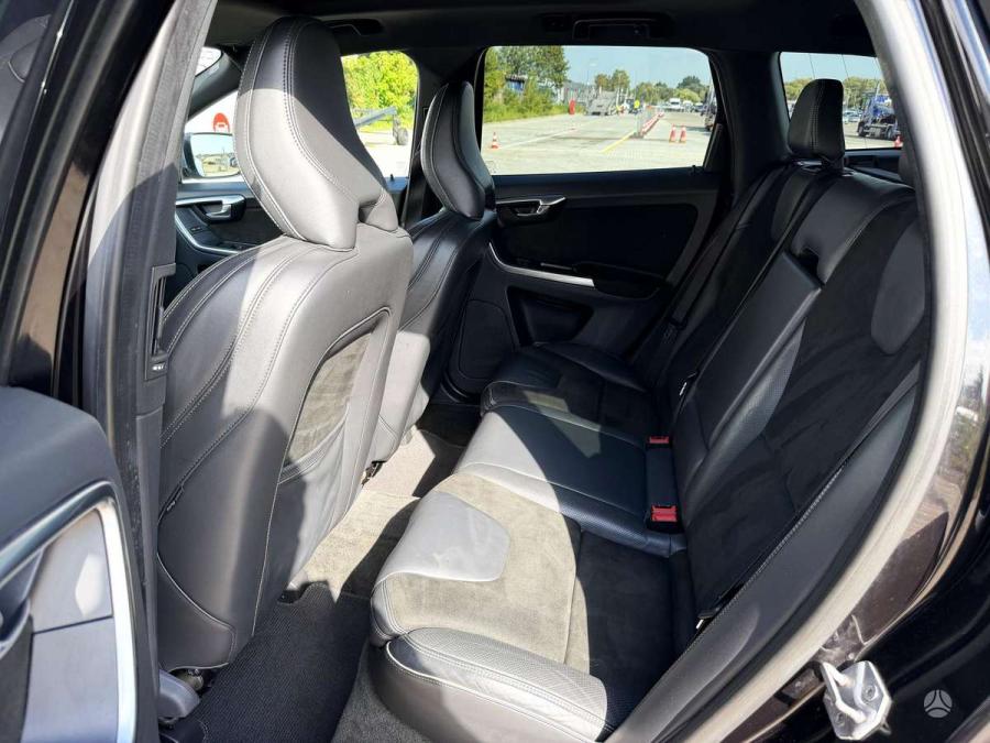 Black Volvo XC60 2016 in Taurage, with an engine capacity of 2.40 L and mileage of 224 thousand km for 13990 €, photo 16 on AUTOMOTO.COM.LV