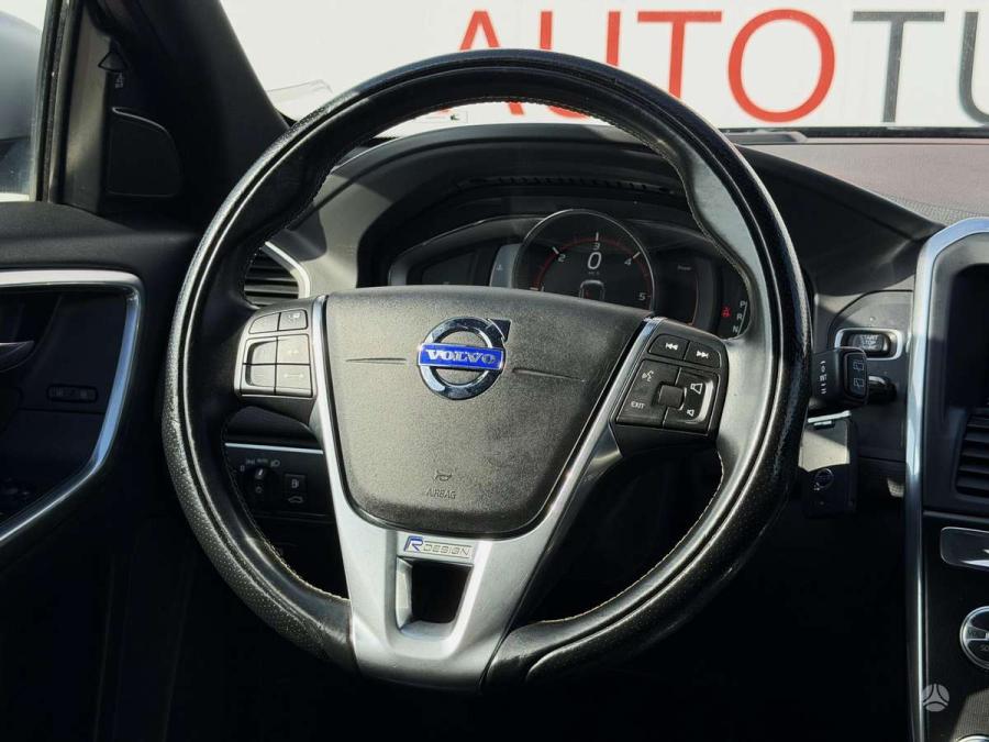 Black Volvo XC60 2016 in Taurage, with an engine capacity of 2.40 L and mileage of 224 thousand km for 13990 €, photo 21 on AUTOMOTO.COM.LV